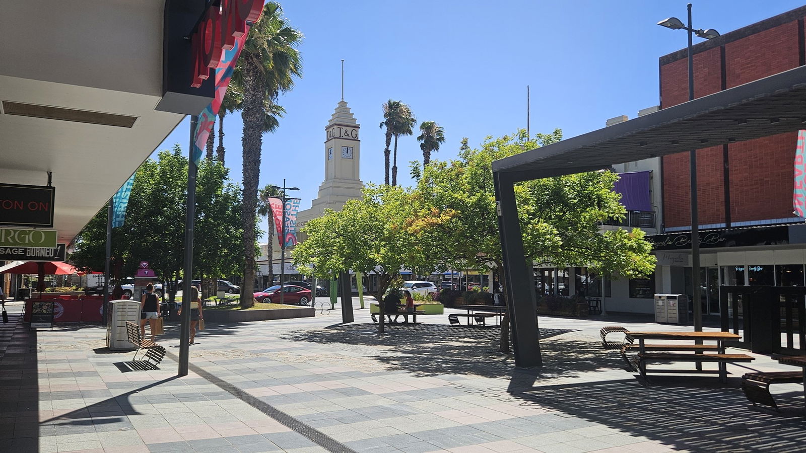 Live: Victoria to face 'dire' bushfire day on Friday as heatwave sends ...